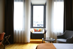 Quarto Duplo ou Twin Deluxe, não fumadores | Minibar, cofre com capacidade para portátil, secretária 