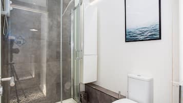 Apartamento luxo | Banheiro | Chuveiro, toalhas de banho