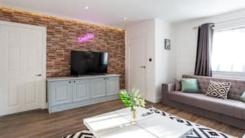 Apartamento luxo | Área de estar | TV de tela plana 32 polegadas com canais digitais, TV