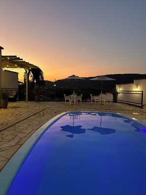 Piscina externa, guarda-sóis, espreguiçadeiras