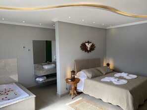 Roupas de cama antialérgicas, frigobar, berços grátis, Wi-Fi de cortesia