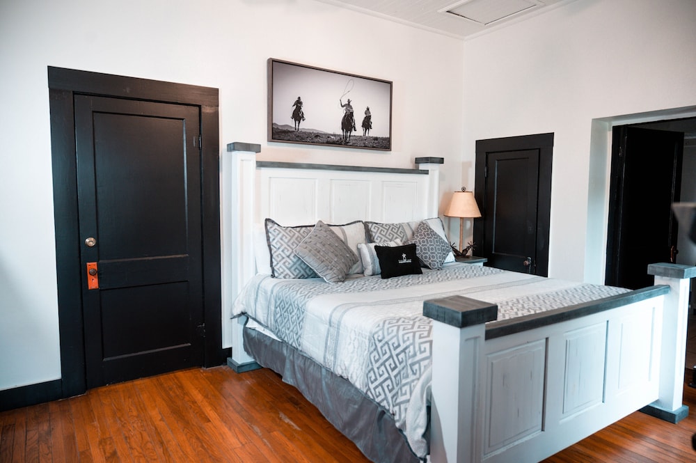 The Vaquero Motel Farmhouse Suite With The Best Location In Town - Bandera, TX