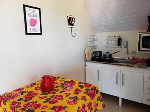 Geladeira, micro-ondas, torradeira, panela elétrica de arroz