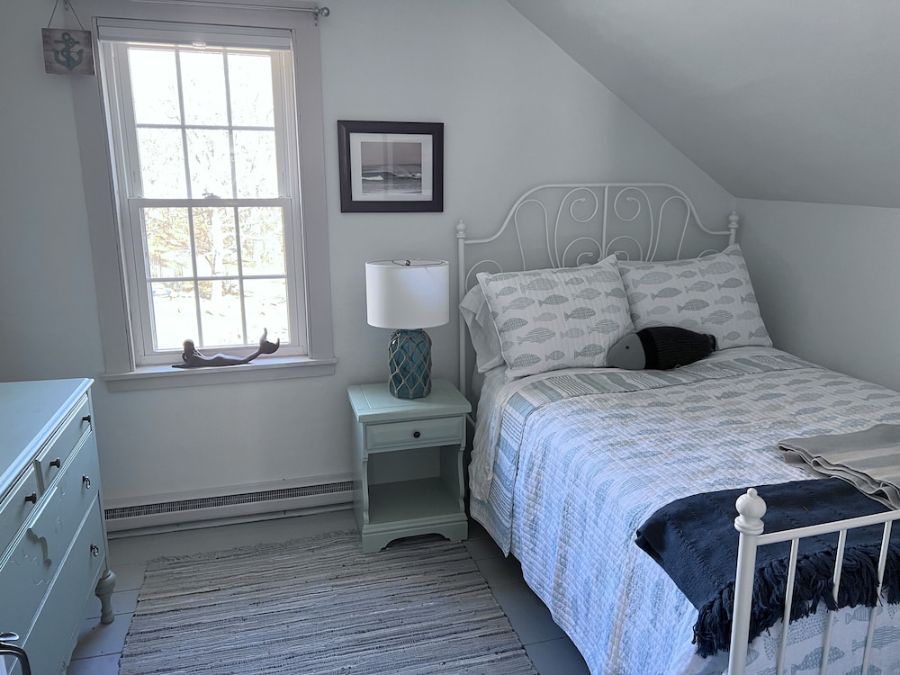 Charming, Updated 3 Bedroom Farmhouse Farm Stay. - Massachusetts