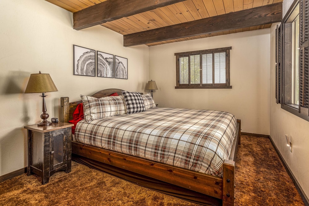 Big Bear Skier’s Haven W/ Hot Tub, 1 Mi To Slopes! - ビッグ・ベアー・レイク, CA