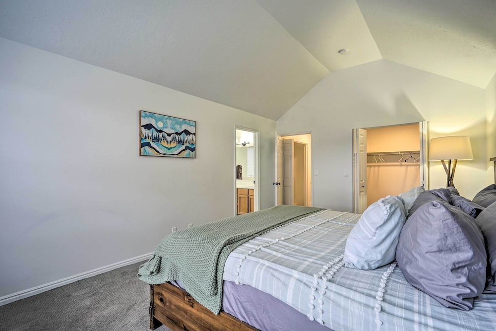 Spacious Cottonwood Heights Home: Ski Nearby! - Sandy, UT