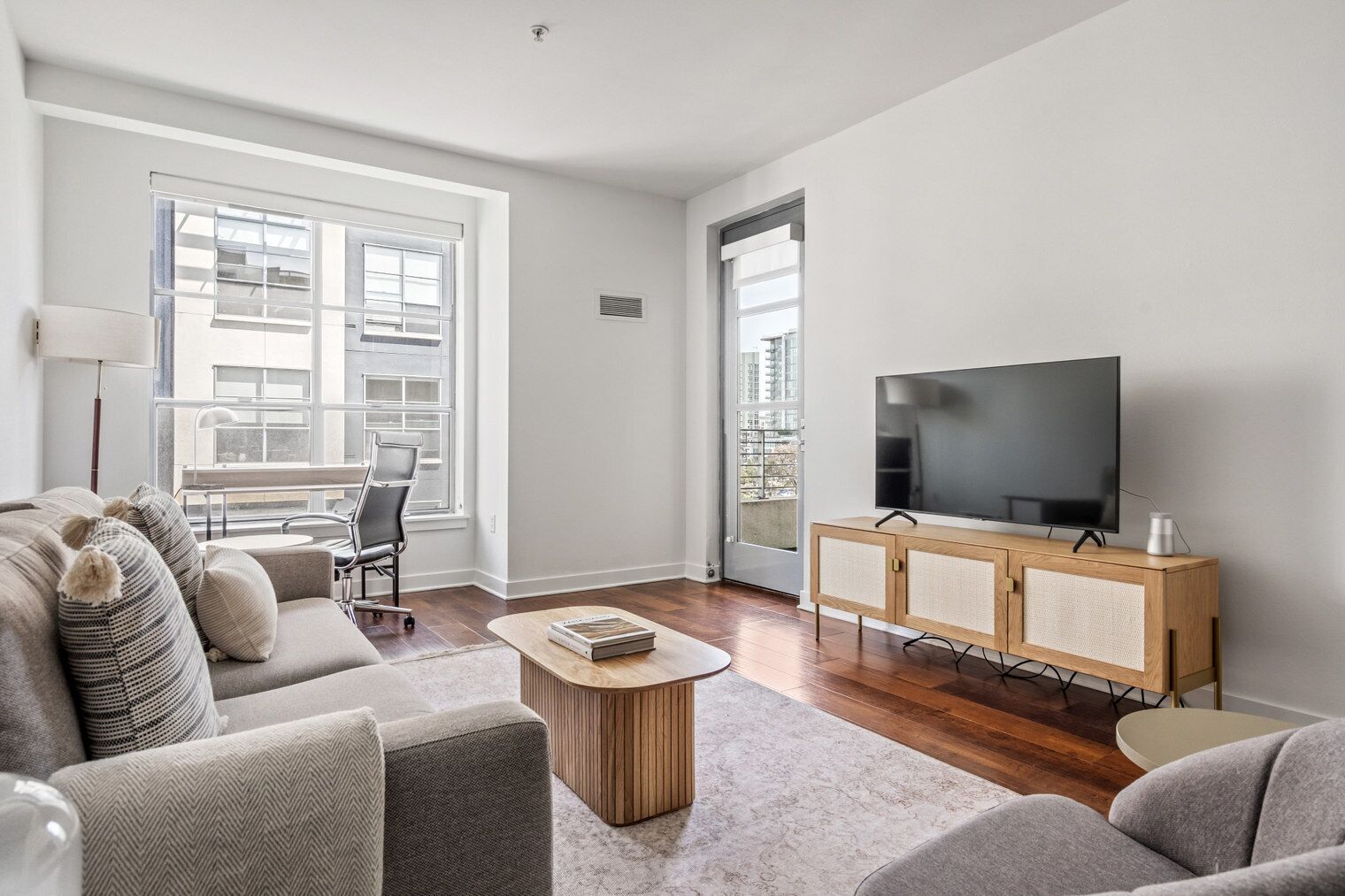 Airy Mission Bay 2br W/ Gym & W/d, Walk To Caltrain & Muni, By Blueground - San Francisco, CA