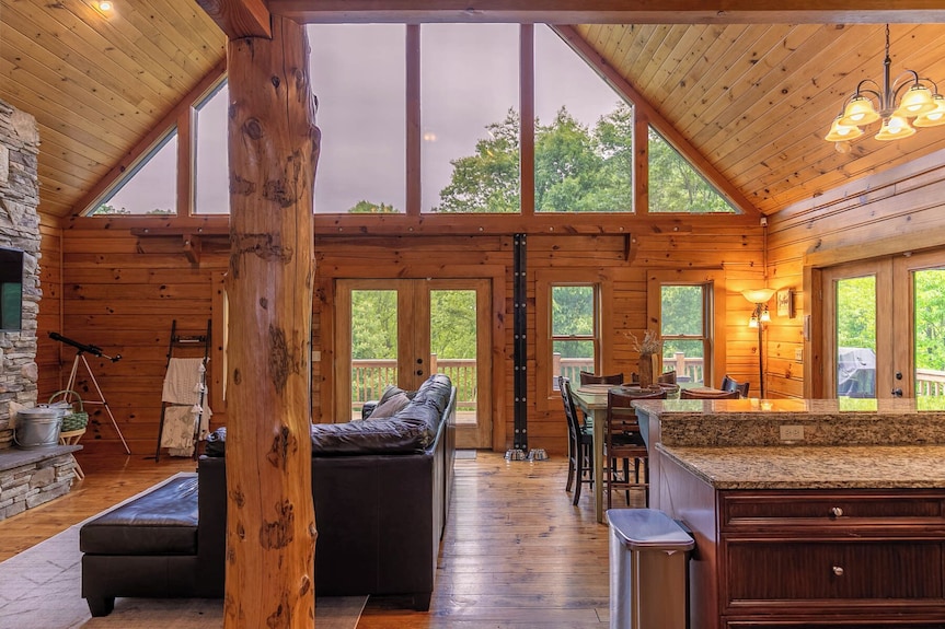 Roaring Creek Lodge - Newland Log Cabin, Hot Tub, Pool Table, Fire Pit - Roan Mountain, TN