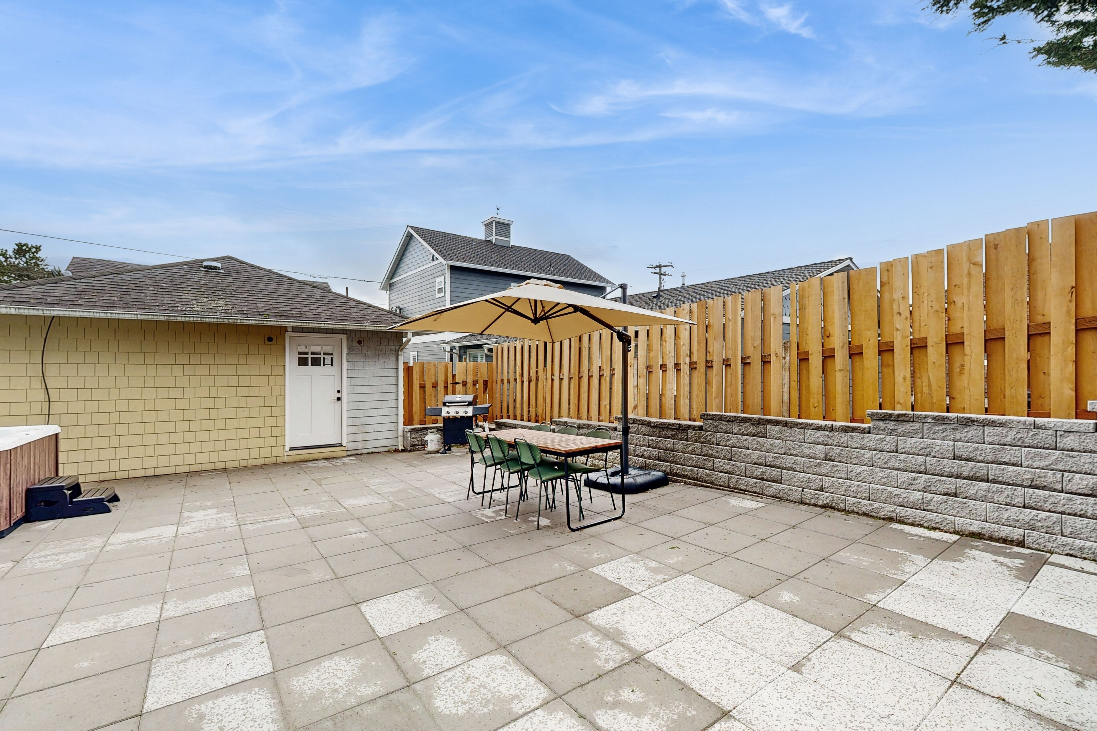 Cozy Seaside Bungalow, Brand New Hot Tub, Fast Wifi & W/d - Walk To The Beach - Cannon Beach, OR