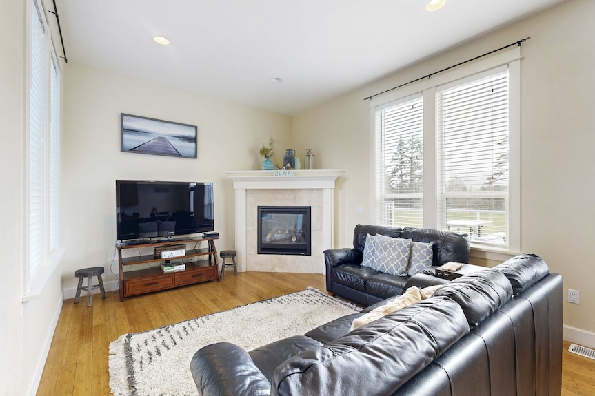 Dog-friendly And Golf Course-adjacent Home With Gas Fireplace And Deck - Seaside, OR