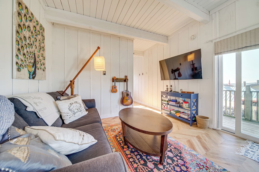 Sun-soaked Sandy Point Haven W/ Beach Access! - Whidbey Island, WA