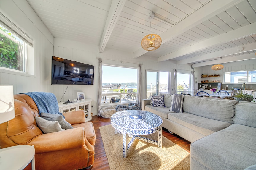 Sun-soaked Sandy Point Haven W/ Beach Access! - Langley