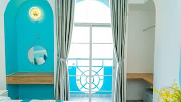 Quarto Duplo Superior | Roupa de alta qualidade, secretária, cortinas/cortinados opacos