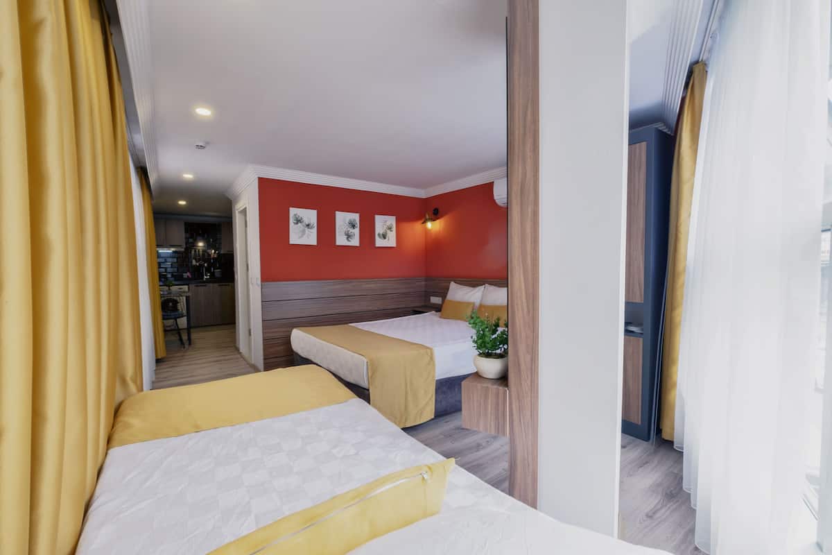 Suíte família | 1 quarto, roupas de cama premium, frigobar, escrivaninha