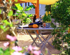 Pequenos-almoços servidos, cozinha de fusão, com vista para o jardim 