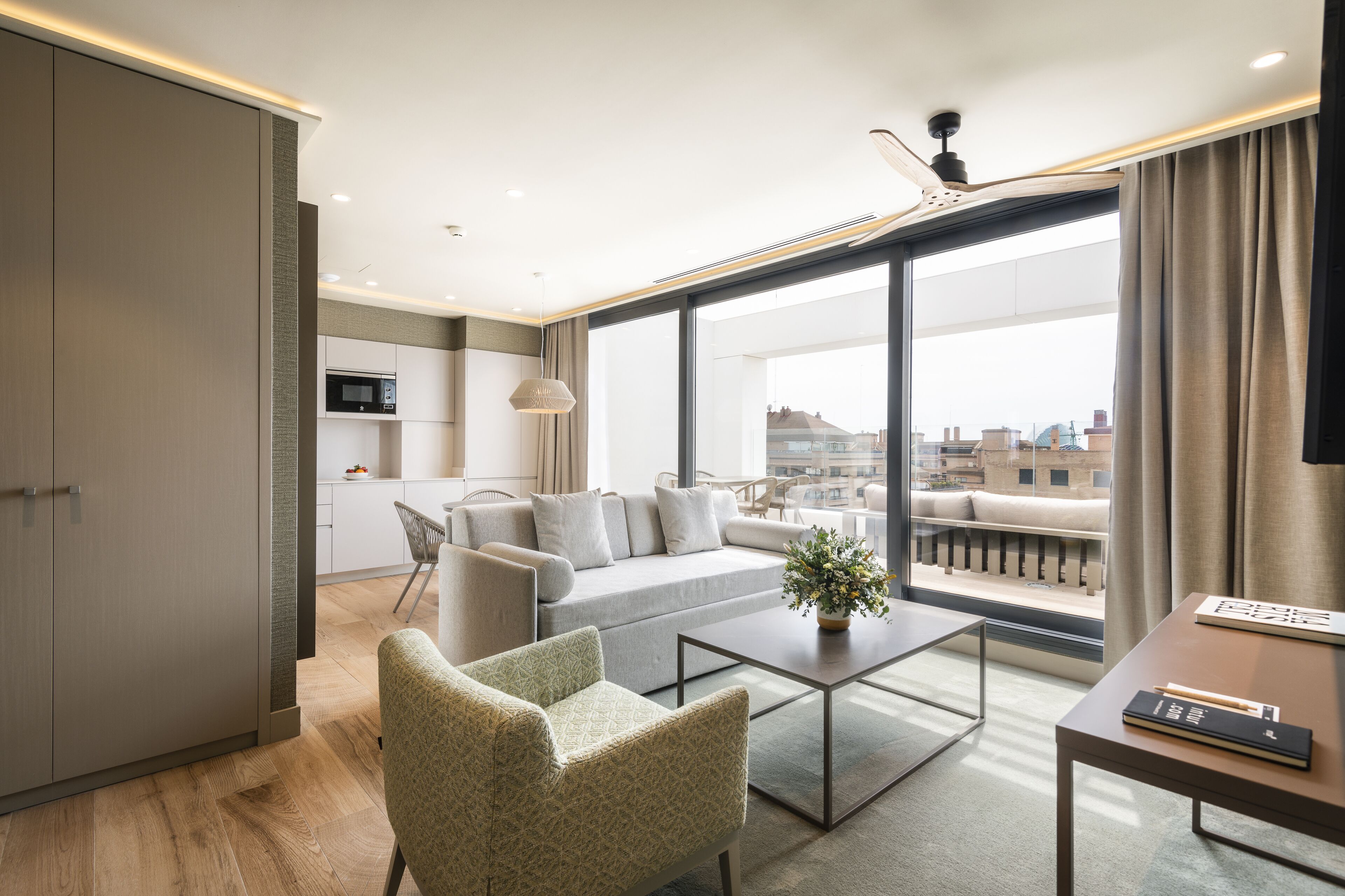 Penthouse de Luxo, 2 quartos, terraço, Vista para a cidade | Sala de estar | Smart TV de 40 polegadas com canais digitais, televisor 