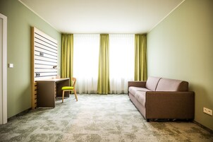 Suíte júnior | Escrivaninha, Wi-Fi de cortesia, roupa de cama