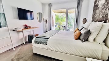 Quarto Duplo Standard | Roupa de alta qualidade, camas de colchão pillowtop, cofre no quarto