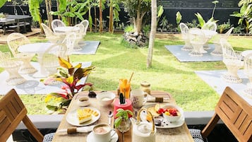 Café da manhã completo grátis todos os dias