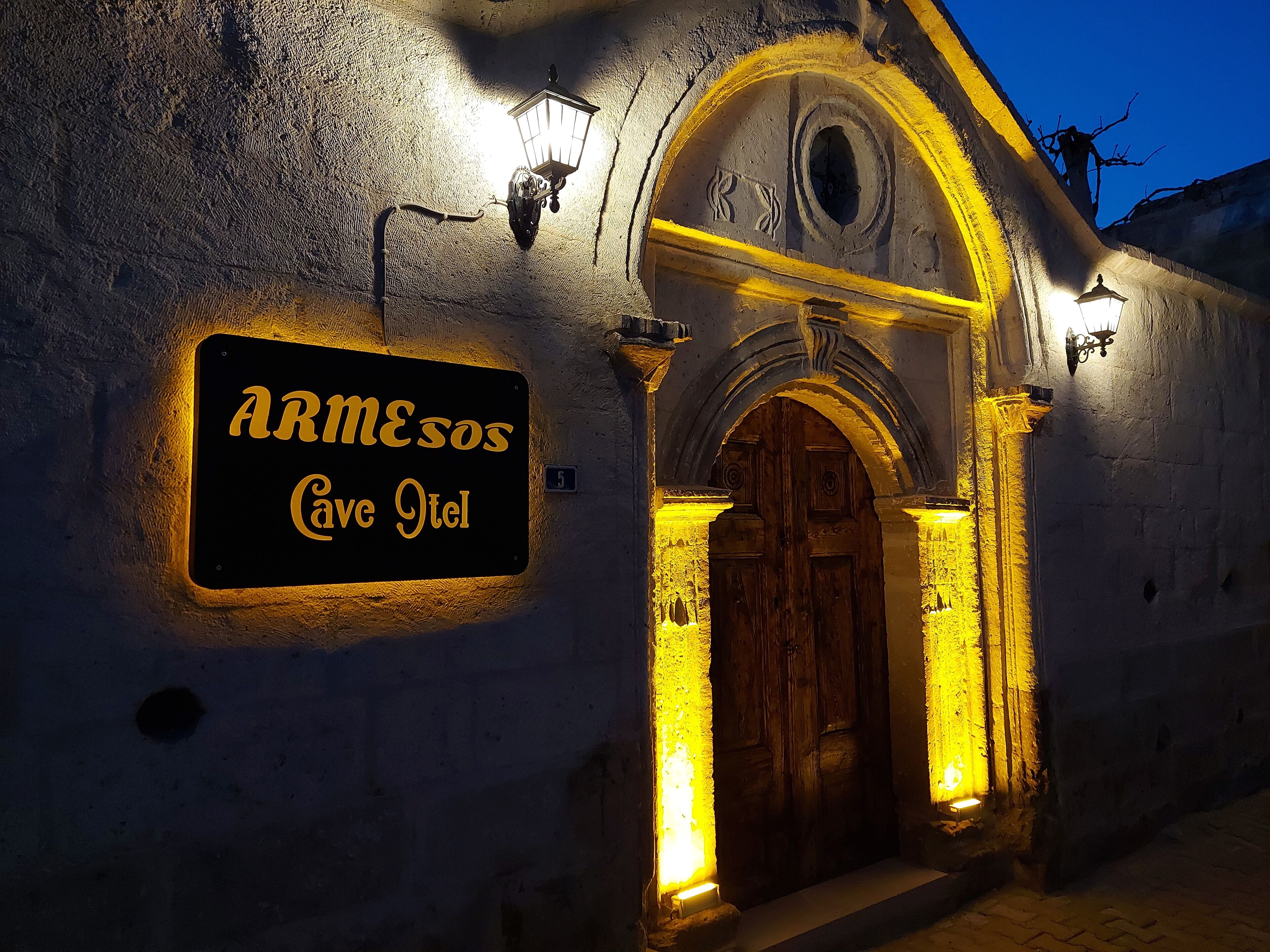 Entrada de um edifício com uma placa indicando 