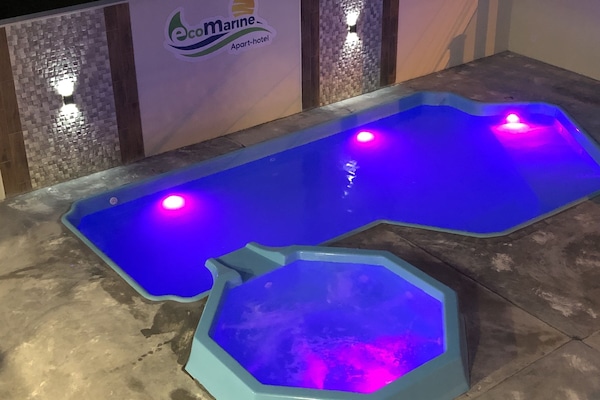 Piscina externa, funciona das 9h às 22h, guarda-sóis, espreguiçadeiras