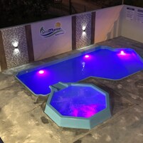 Piscina externa, funciona das 9h às 22h, guarda-sóis, espreguiçadeiras