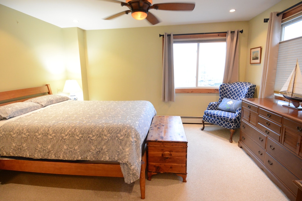 Cozy, Year Round Beachside Cottage Just Steps To The Water - Branford, CT