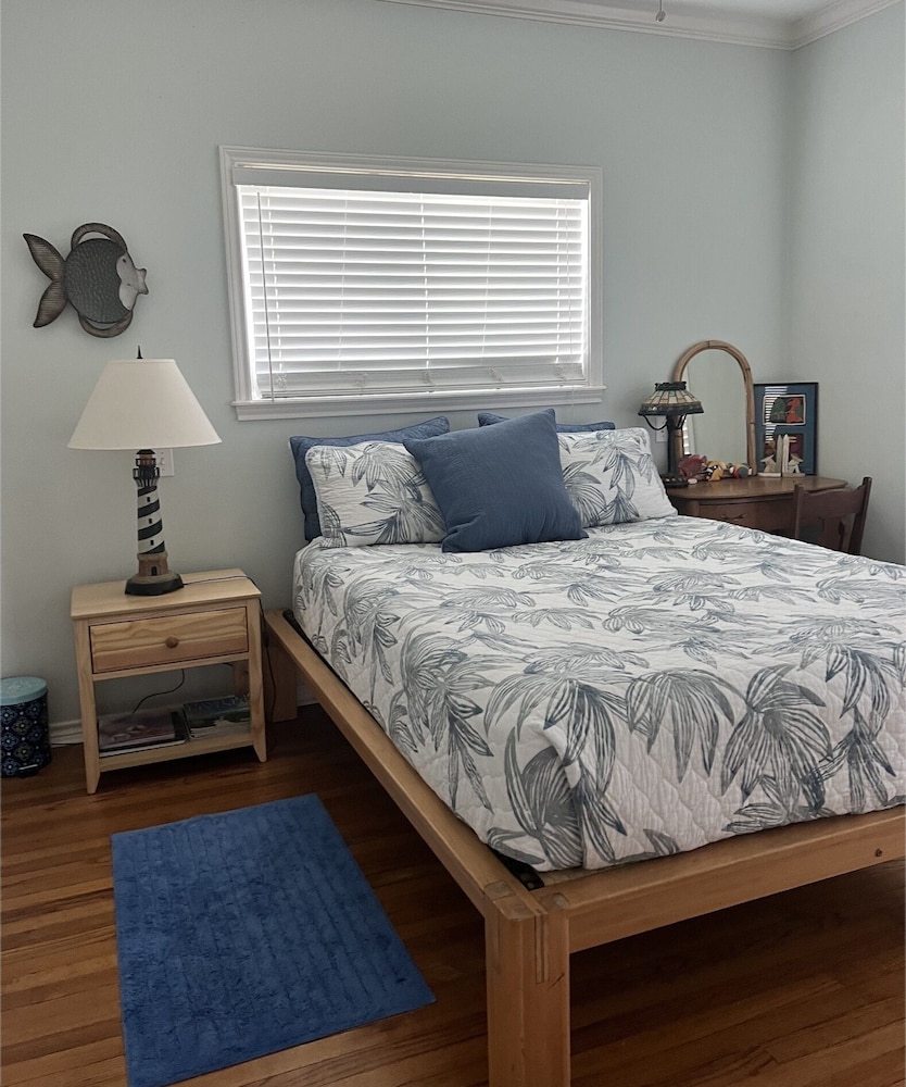 La Casa Bonita: 2  Br, 2  Ba House In Crystal Beach, Sleeps 8 - Crystal Beach, TX