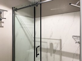 Chuveiro/banheira combinados, ducha de hidromassagem, toalhas de banho 