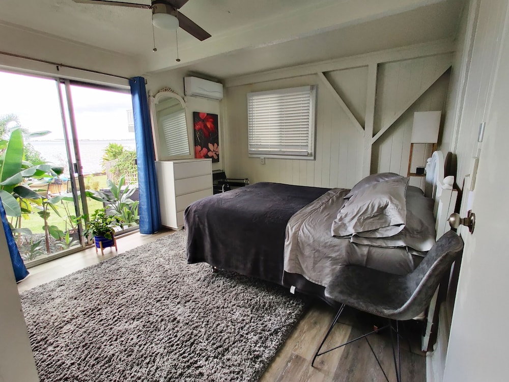 Relaxing Oceanfront Home Overlooking Kaneohe Bay - Honolulu, HI