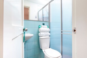 Quarto solteiro | Banheiro | Chuveiro, produtos de toalete grátis, toalhas de banho, sabonete