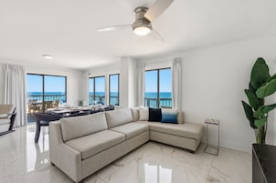Penthouse Premium, 2 quartos, cozinha, vista para o oceano | Sala de estar | Smart TV de 42 polegadas com canais digitais, televisor
