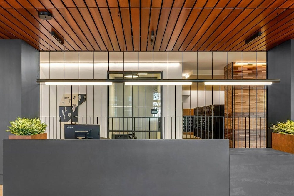 Ideal East Cambridge Studio W/ W/d & Gym, Steps From Train, By Blueground - Massachusetts