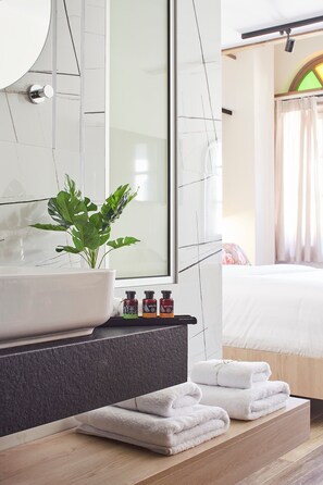 Quarto Duplo Deluxe | Roupa hipoalergénica, minibar, cofre no quarto