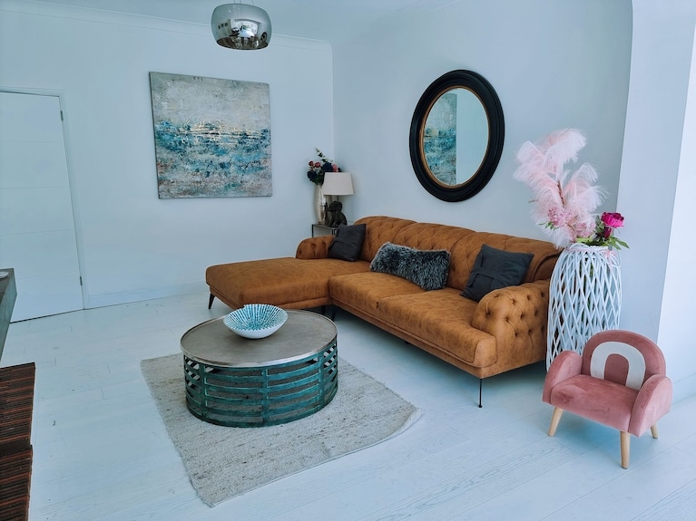 Stylish, Spacious 4 Bedroom, 3.5 Bathroom Entire Detached Home With Large Garden - London Stansted Airport (STN)