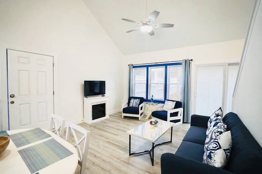 Santorini Cave Style Cottage With Fenced-in Yard - Chapel Hill, NC