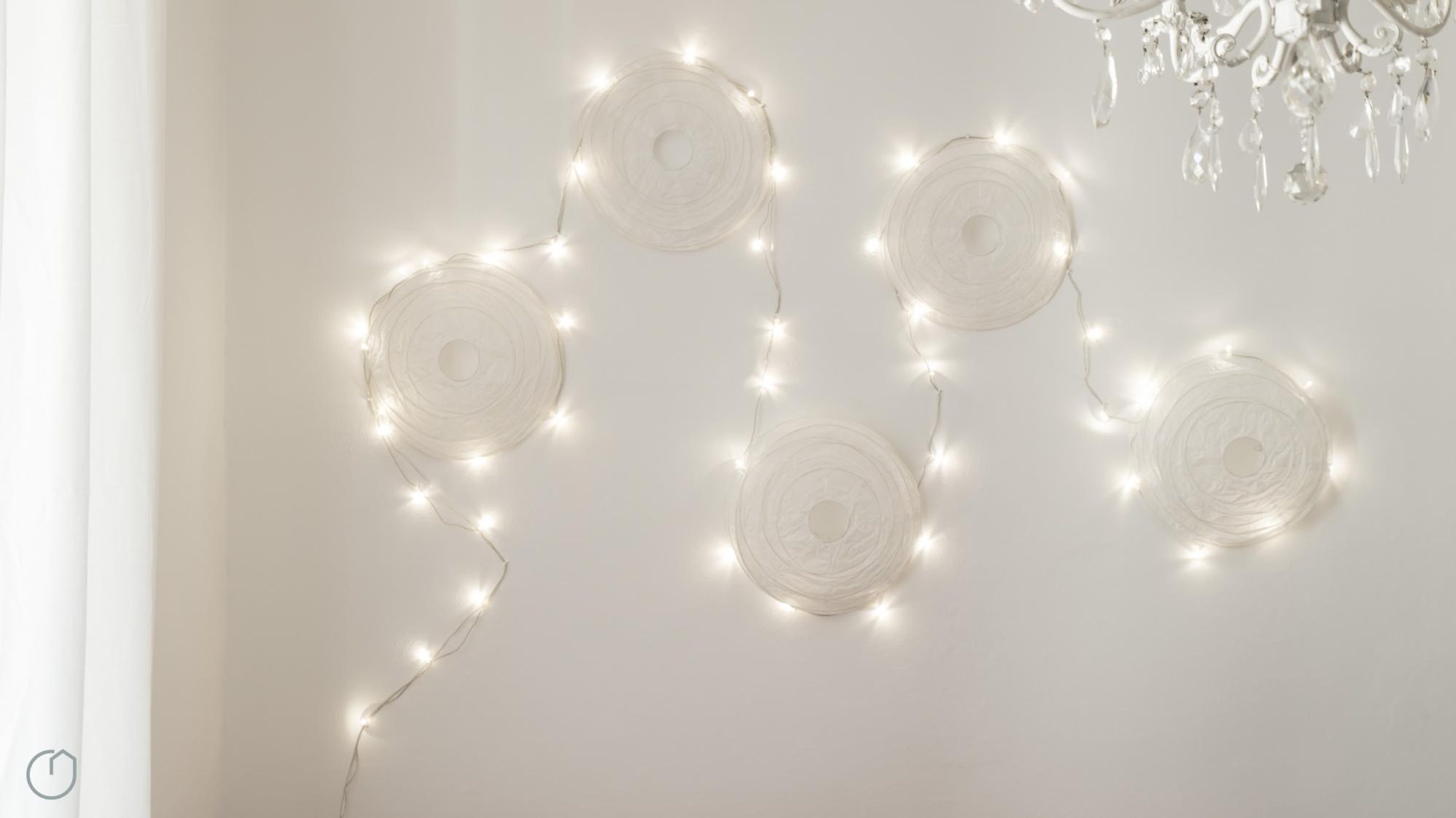 Teto com lustre e luzes de cordão.