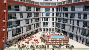 Piscina exterior, guarda-sóis, espreguiçadeiras