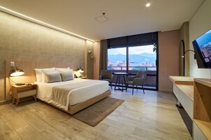Quarto Duplo Júnior | Roupa de alta qualidade, edredões de penas, minibar, cofre no quarto