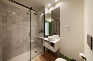 Quarto Superior, 1 cama queen-size, não fumadores, mezanino | Casa de banho | Um polibã, um chuveiro fixo, artigos de higiene pessoal grátis 