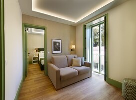 Quarto Familiar, 1 cama queen-size e sofá-cama, não fumadores, mezanino | Sala de estar | Smart TV de 39 polegadas com canais digitais, televisor