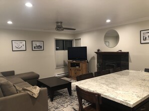 Apartamento em Condomínio Fechado, 1 cama queen-size e sofá-cama, pátio (Fireside at The Village) | Sala | Lareira 