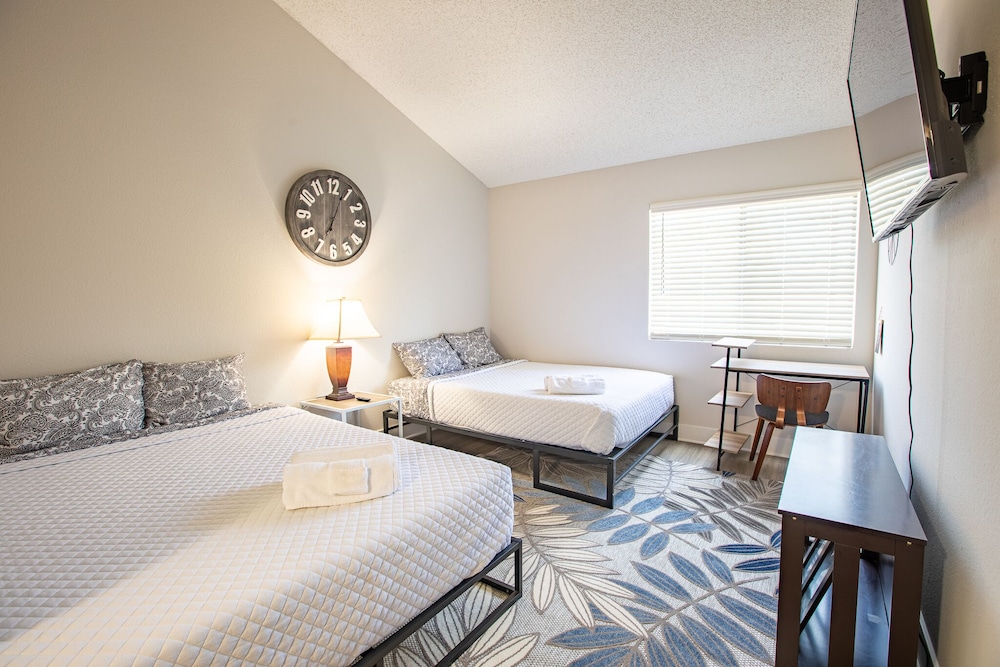 Oceanside Beach Style Two Bedroom Huge Pool & Hot Tubs King Bed No Cleaning Fee - Vista, CA