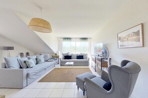 Duplex | Área de estar | TV de tela plana 60 cm com canais digitais, TV