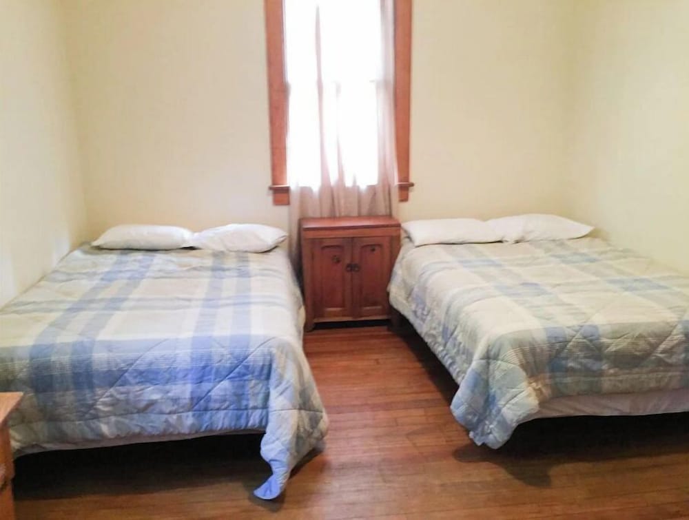 Aunt Janes 2: Large House In Downtown Put In Bay! - Put-in-Bay, OH