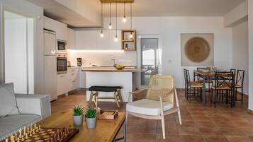 Um frigorífico/congelador grande, um micro-ondas, um forno