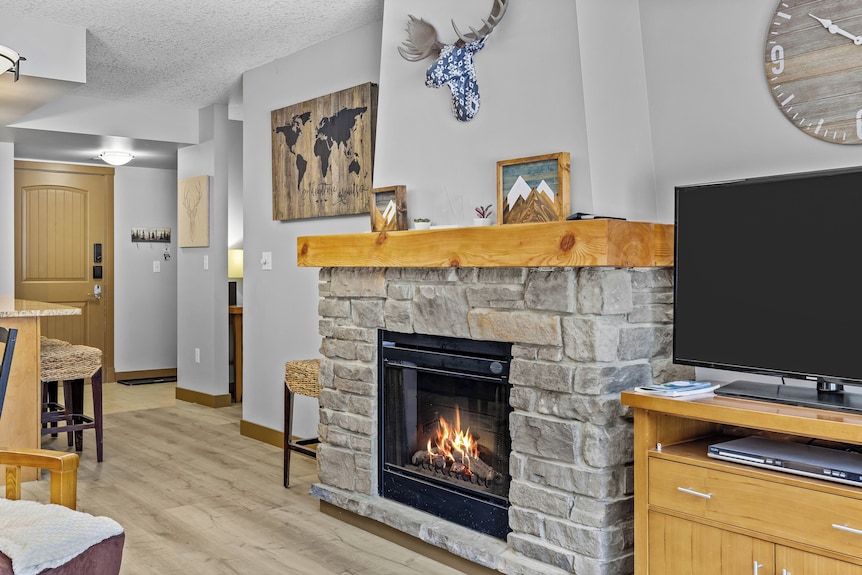 Cozy Rocky Mountain Getaway With Hot Tub! Pet Friendly & Newly Updated! - 坎莫爾