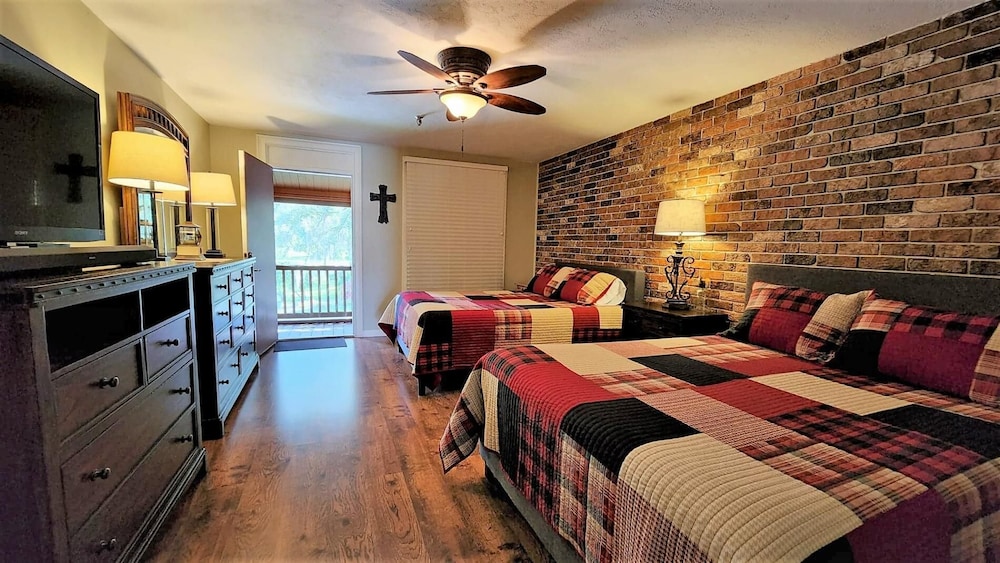 Cowboy Family Suite! Perfect For Large Groups! 204 - Lake Kissimmee, FL