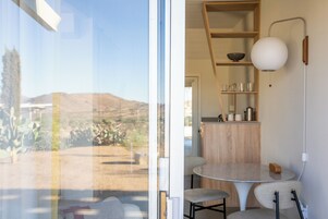 Estúdio standard, acessível | Cozinha privada | Geladeira, micro-ondas, cooktop, cafeteira/chaleira