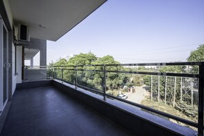 Quarto casal superior | Frigobar, escrivaninha, espaço de trabalho para notebook